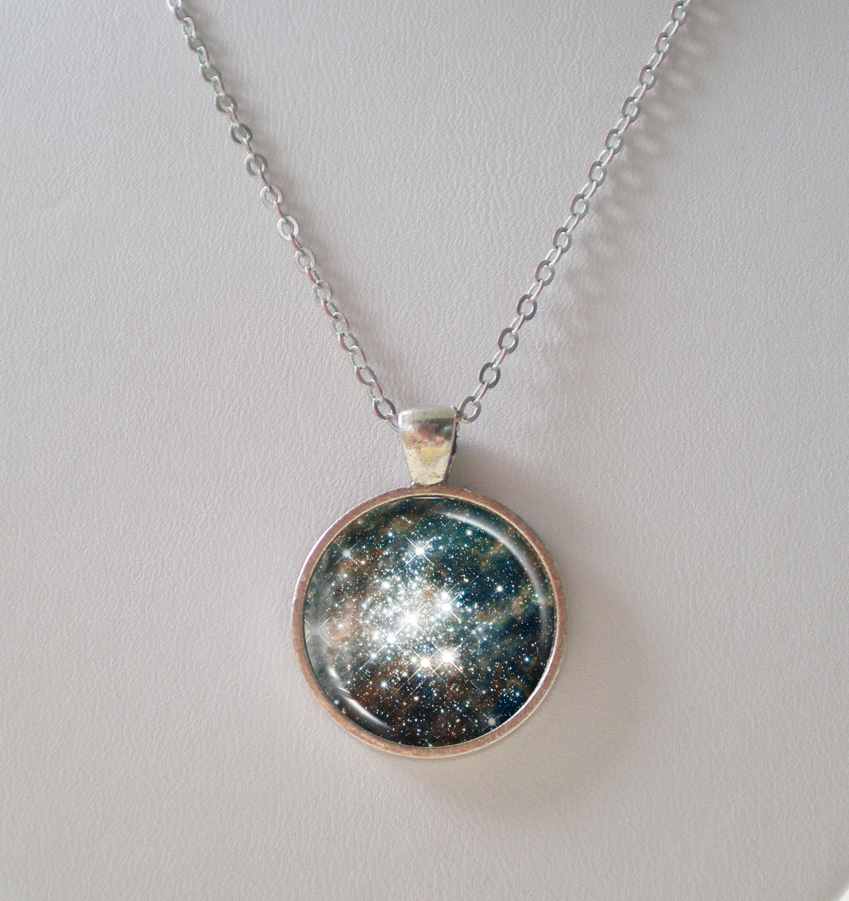Hubble Image Necklace -30 Doradus: Hodge 301 - Galaxy Series on Luulla